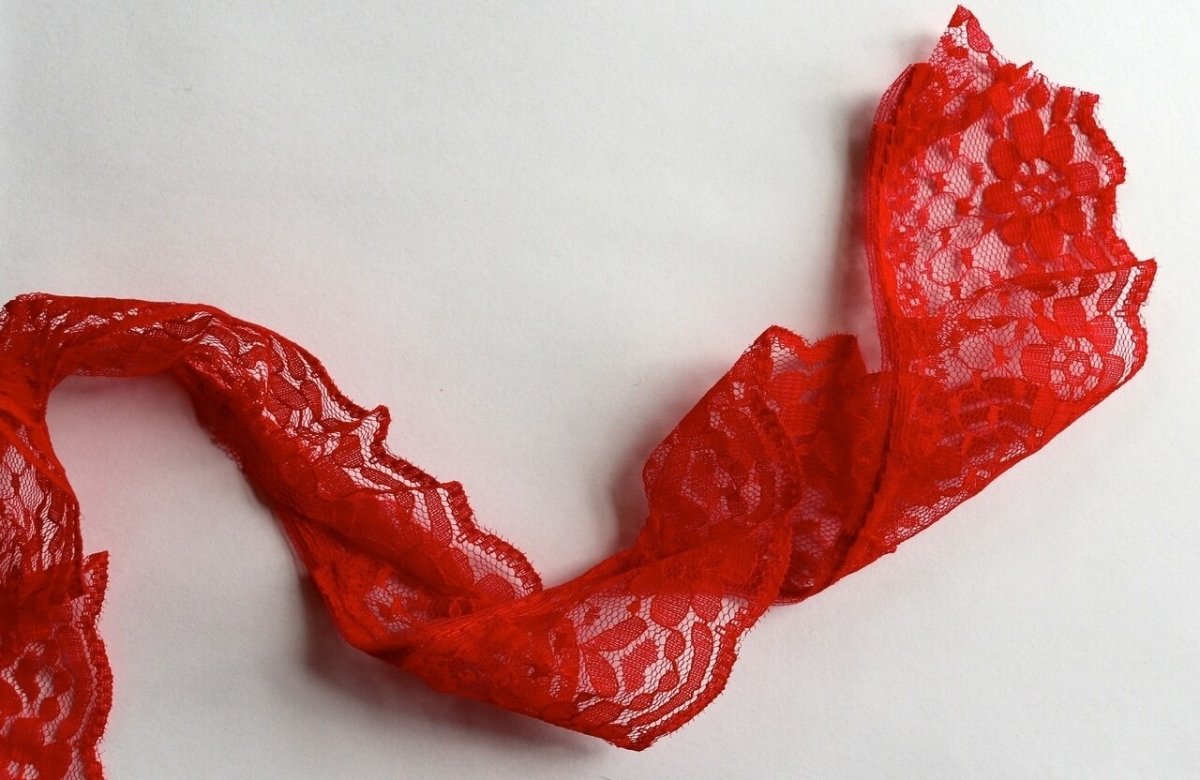Red Ruffled Lace 21/2" Wrights 4 Feet